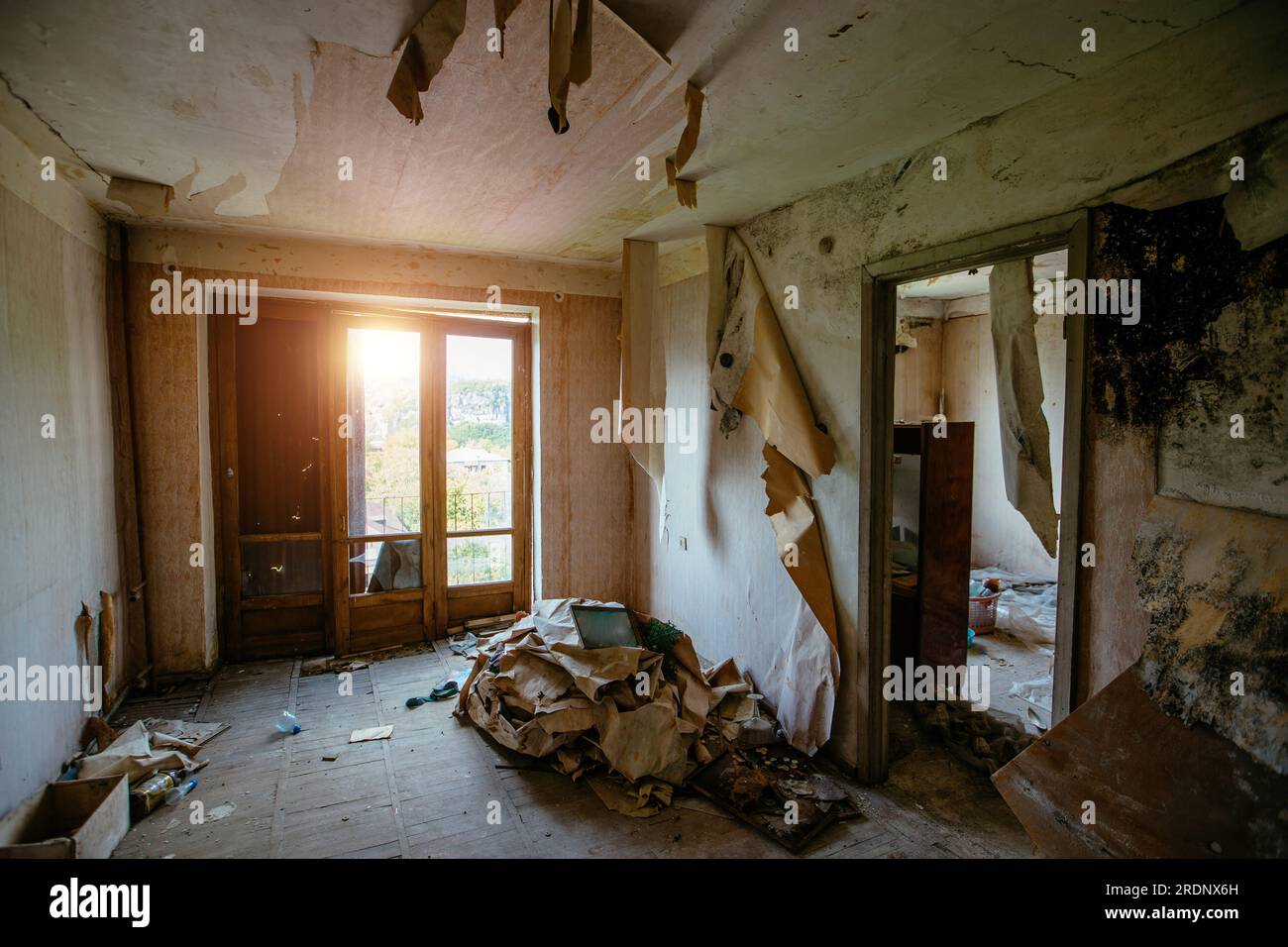 Old empty abandoned ruined apartment Stock Photo - Alamy