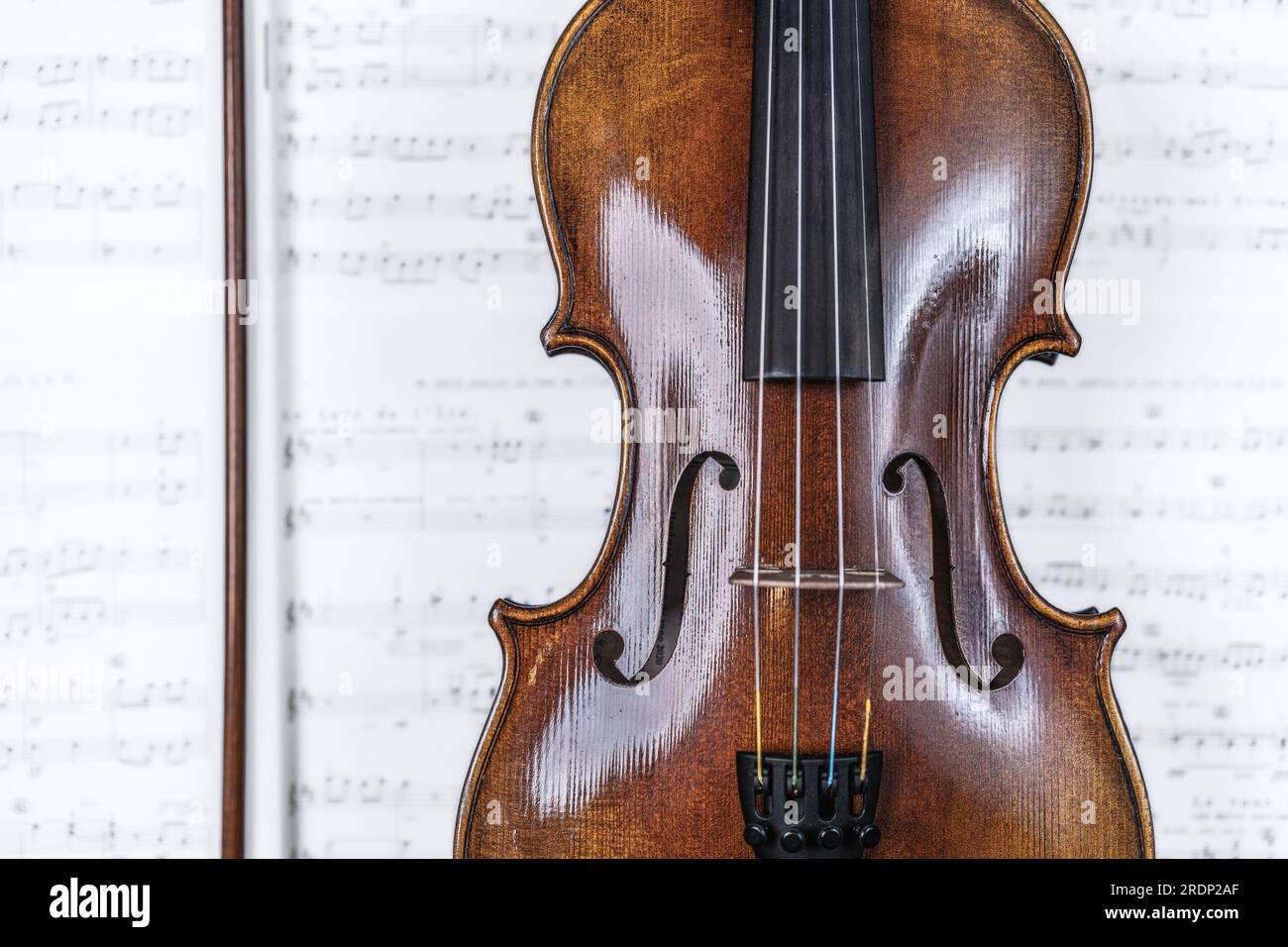 Violin, bow and partition Stock Photo - Alamy