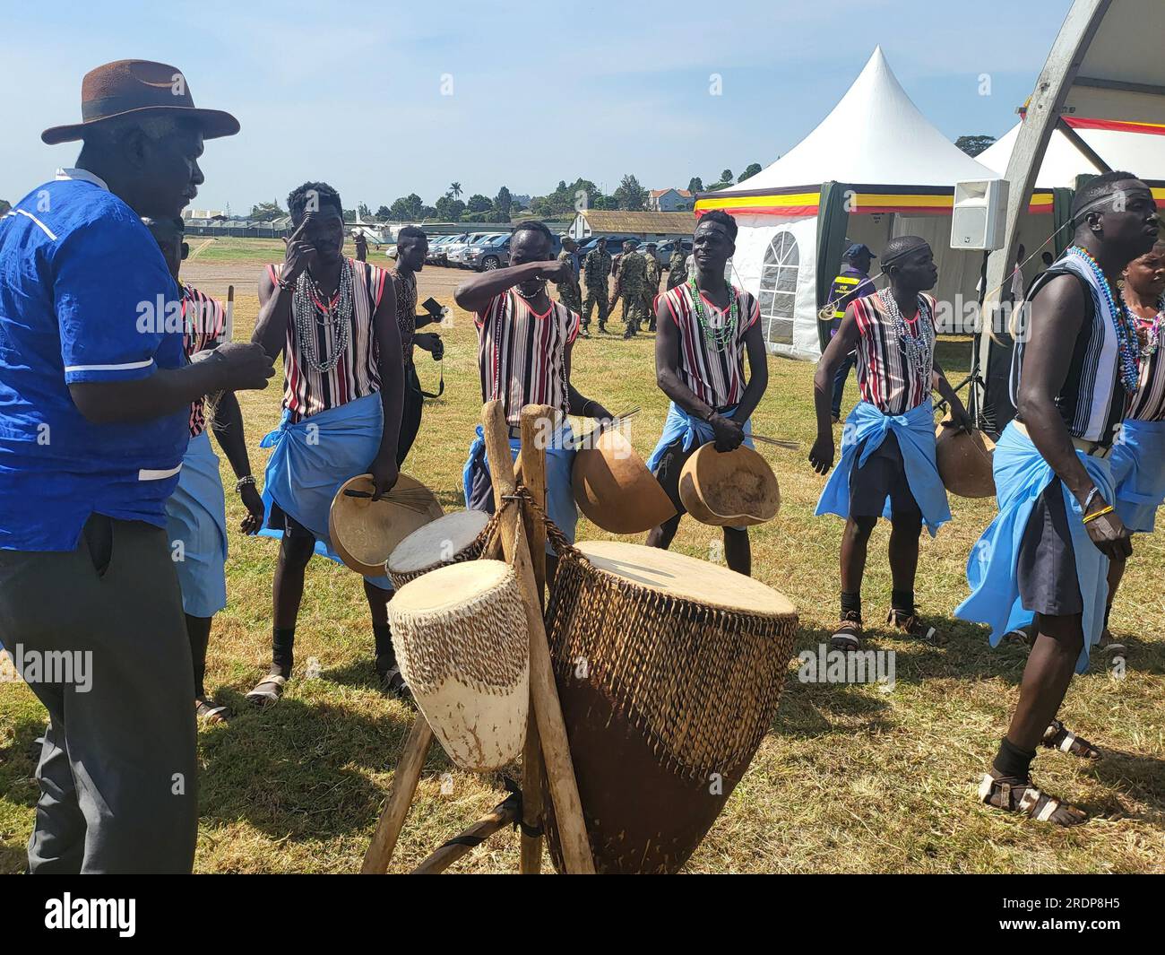 (230723) -- ENTEBBE, July 23, 2023 (Xinhua) -- A local band plays ...