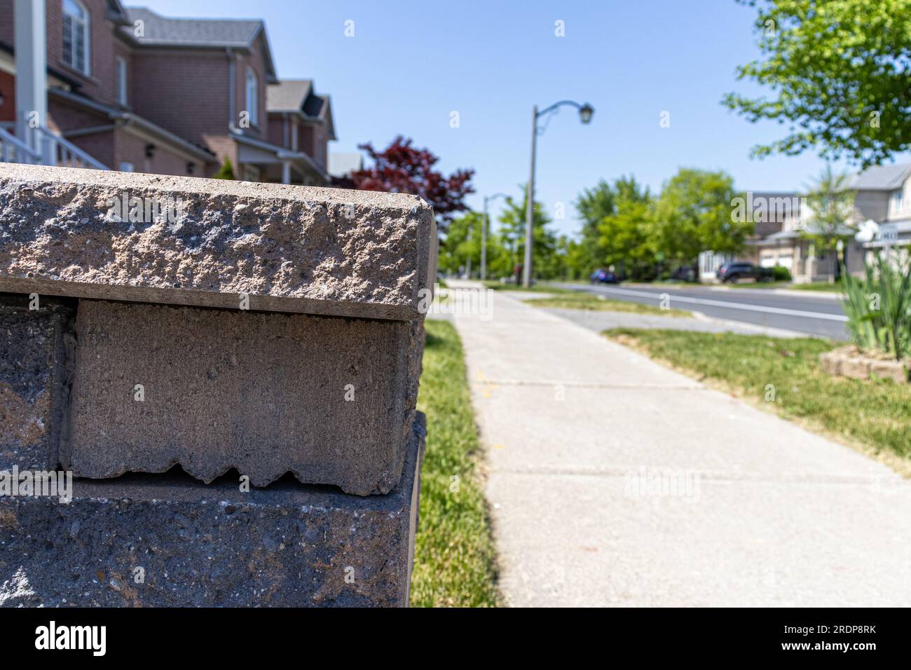 Sidewalk edge hi-res stock photography and images - Alamy