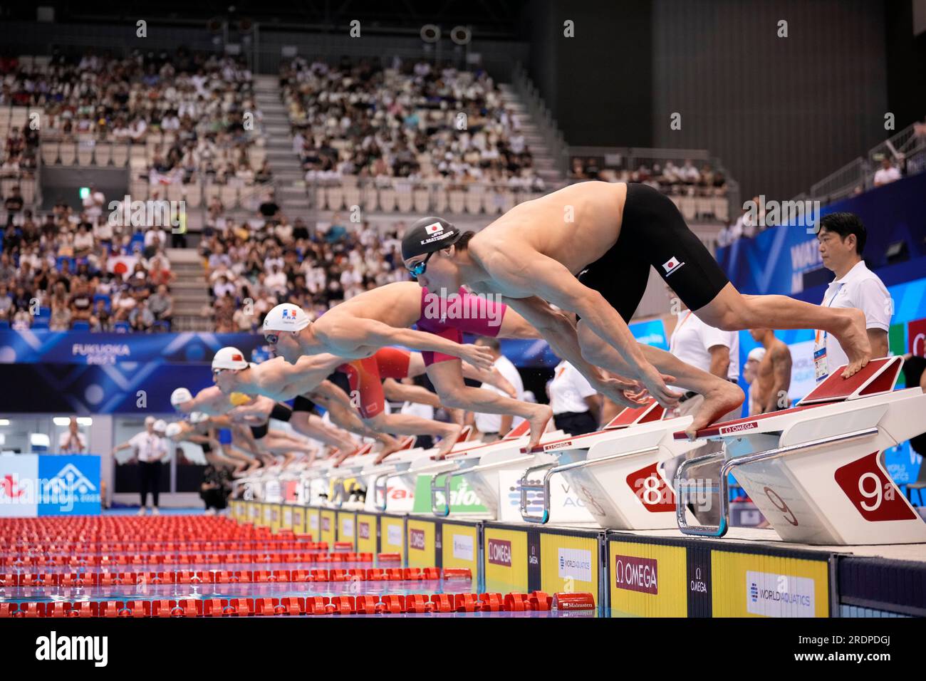 Swimmers dive to start of Men 4x100m Freestyle relay at the World ...