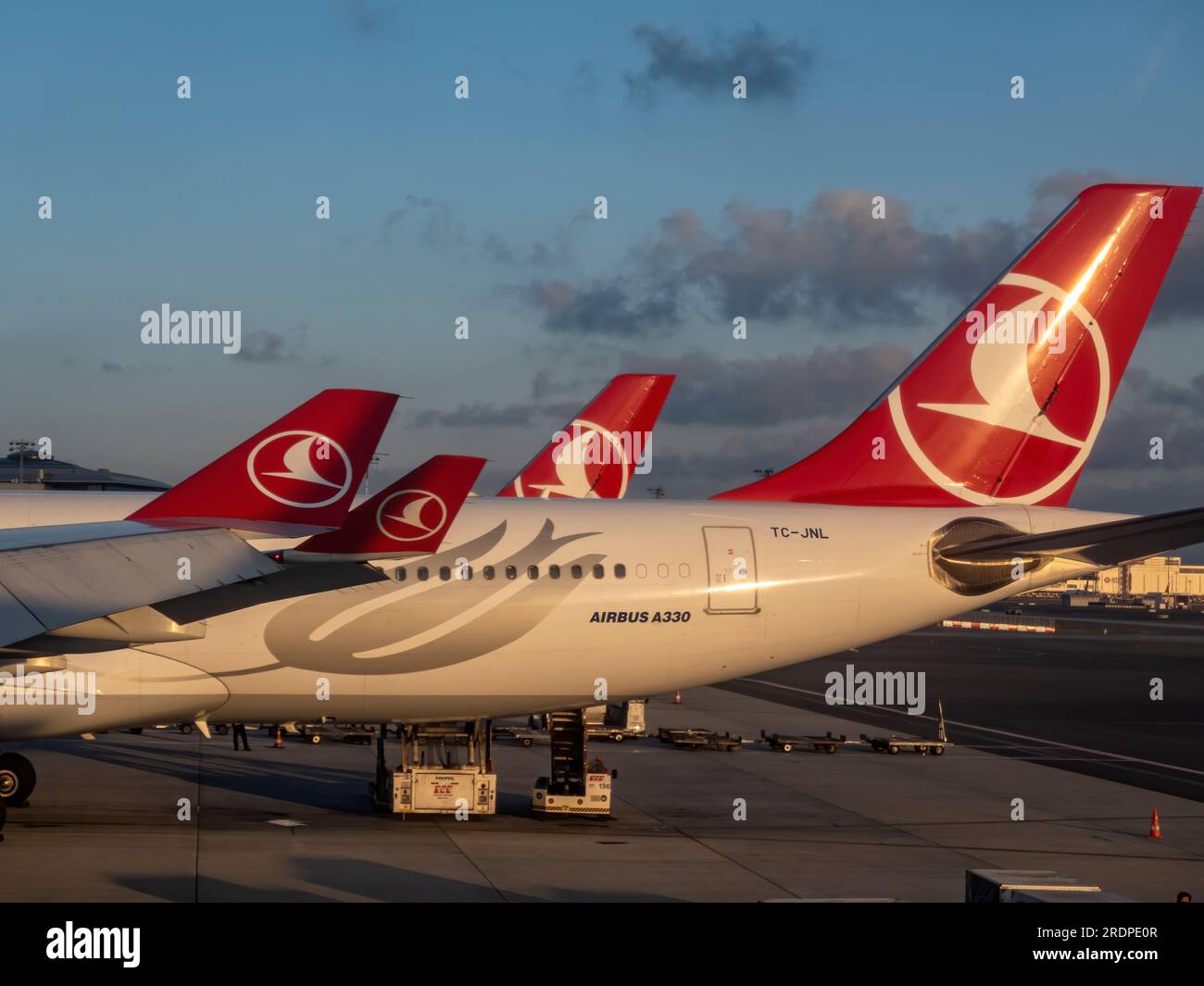 Turkish fly air airline hi-res stock photography and images - Alamy