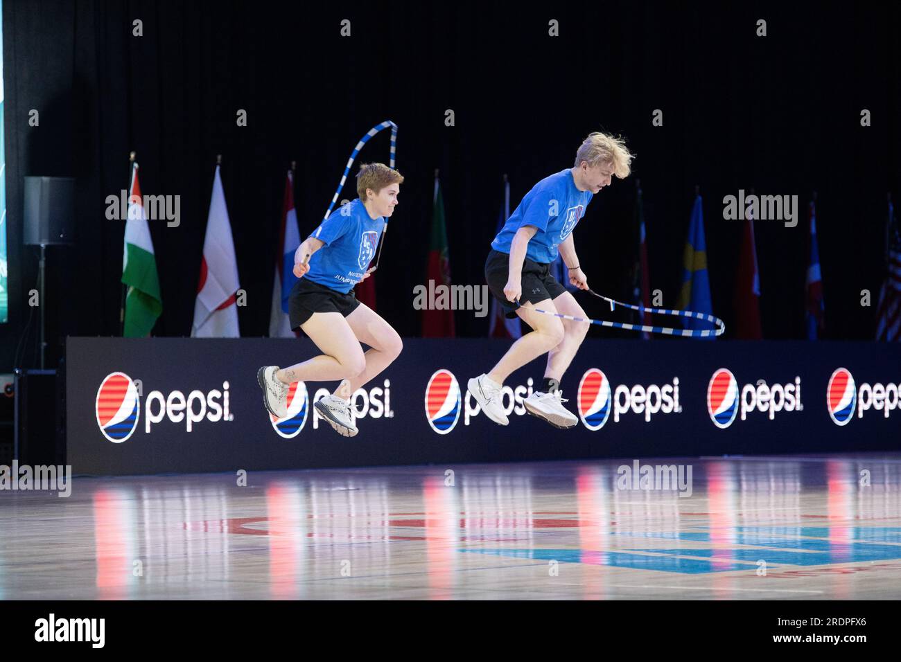 Long rope skipping team hi-res stock photography and images - Alamy