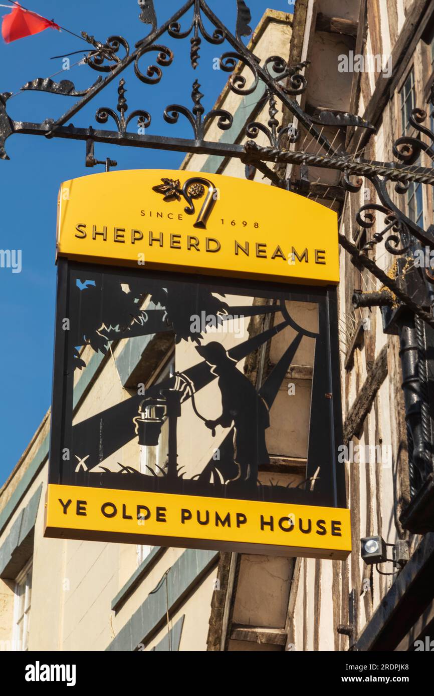Ye olde pump house pub sign hi-res stock photography and images - Alamy