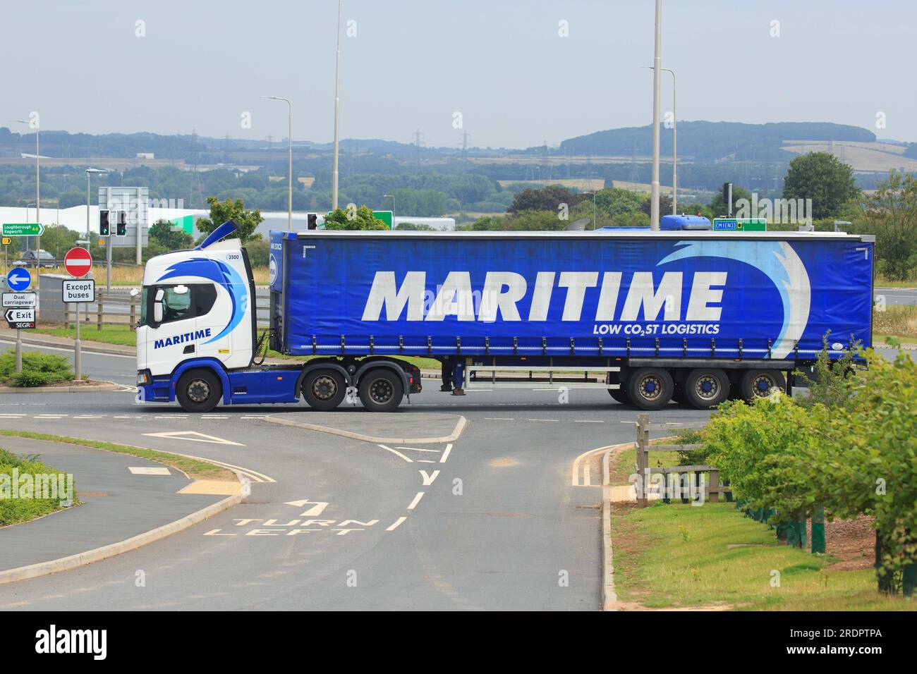 Maritime articulated lorry entering East Midlands gateway hub Stock ...