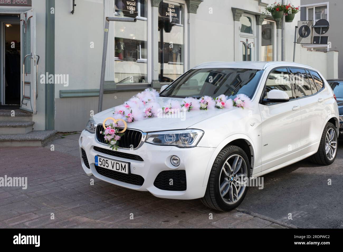 Car decorated with flowers hi-res stock photography and images - Alamy