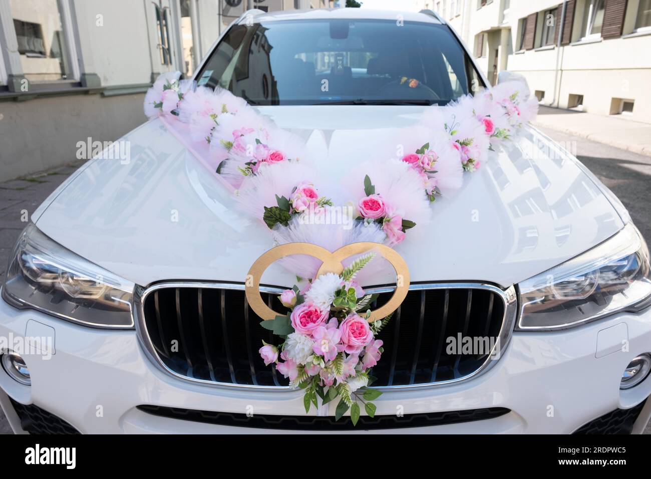 Car decorated with flowers hi-res stock photography and images - Alamy