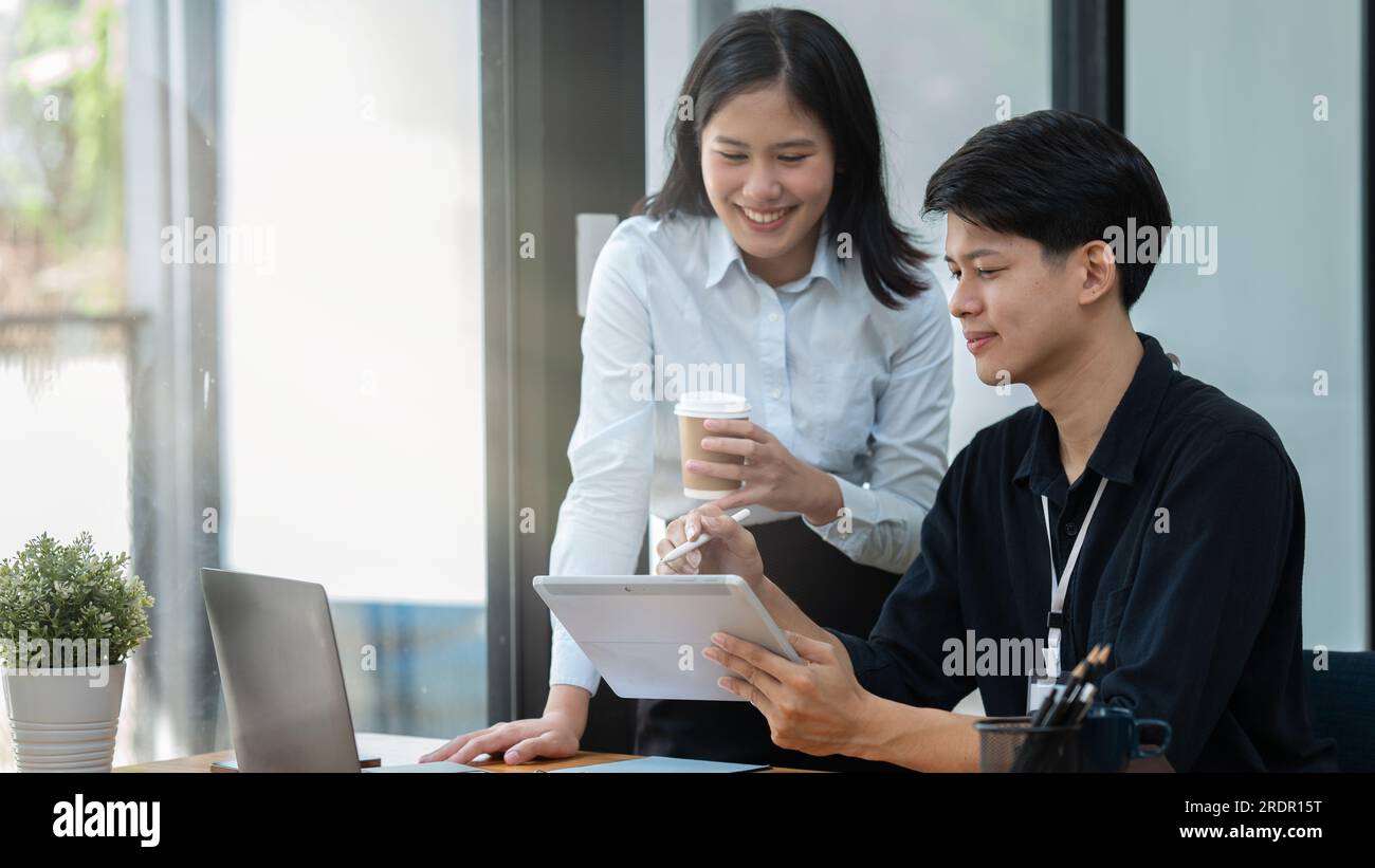 Male and female consult work and exchanges of opinions between chief ...