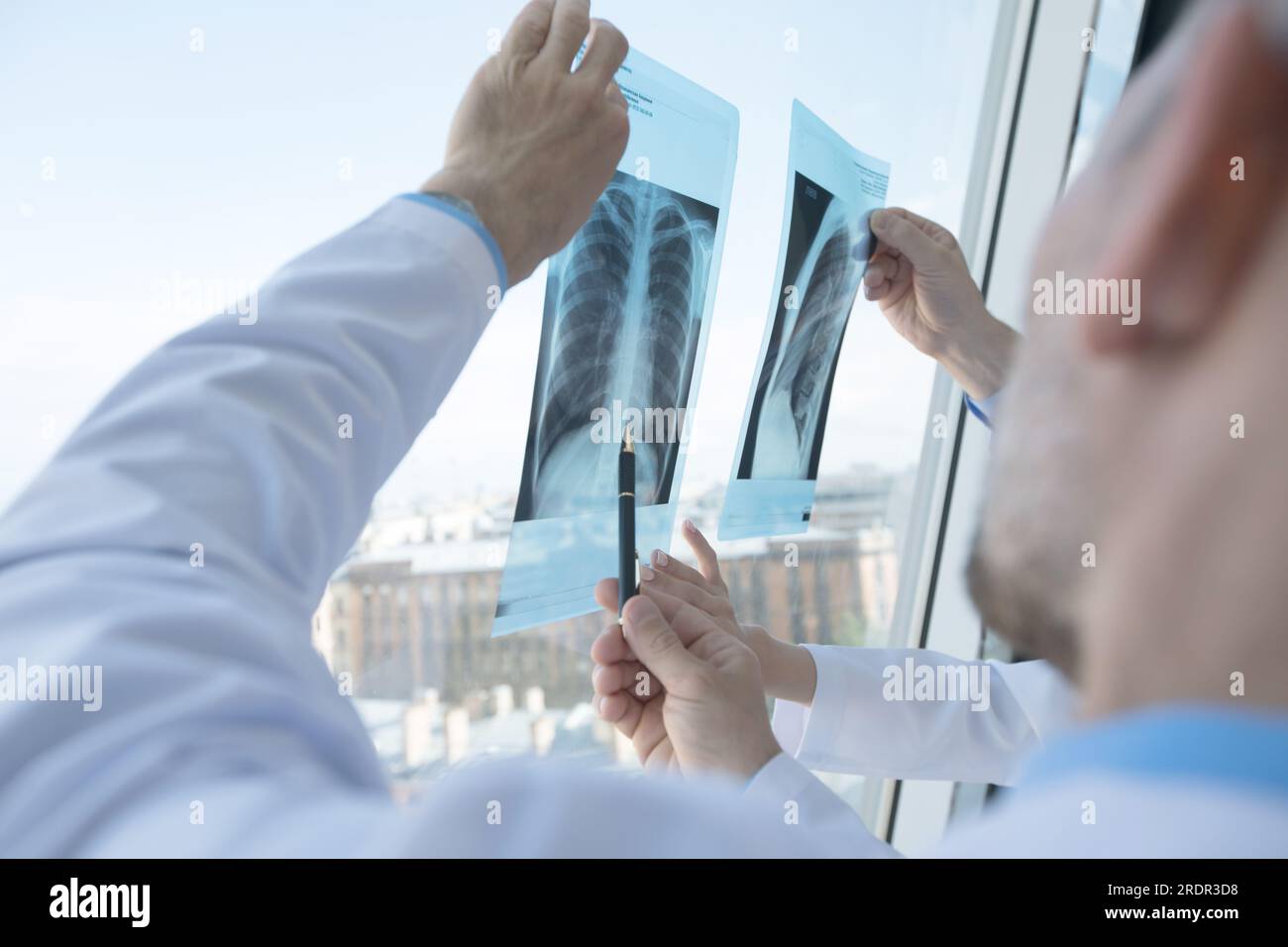 Team doctors working discuss medical hi-res stock photography and ...