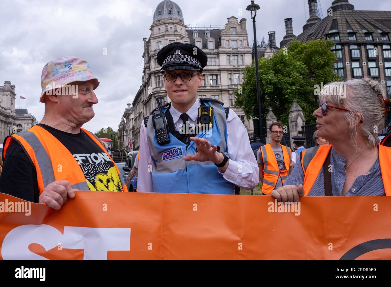 Hundreds of JSO Protestors block roads in Westminster causing traffic ...