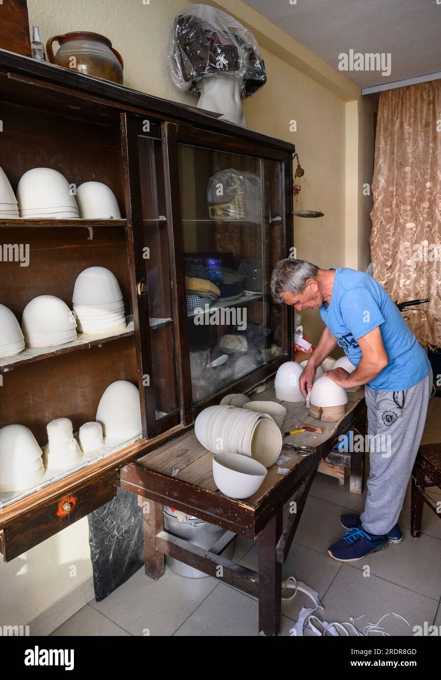 Plis hi-res stock photography and images - Alamy