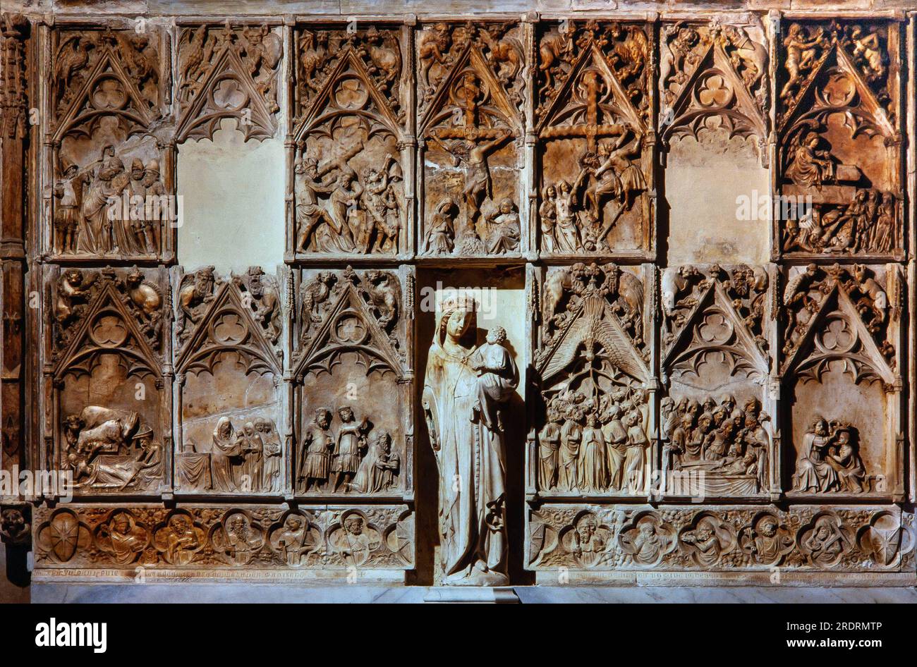 Retablo en mármol blanco de la Virgen María de la iglesia de Santa ...