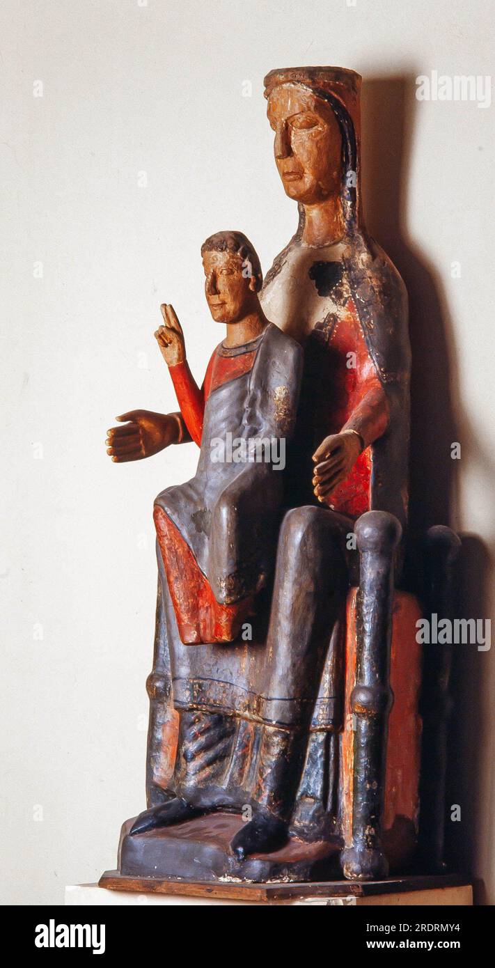 Talla de la Virgen María con el Niño en su regazo, que se cree ...