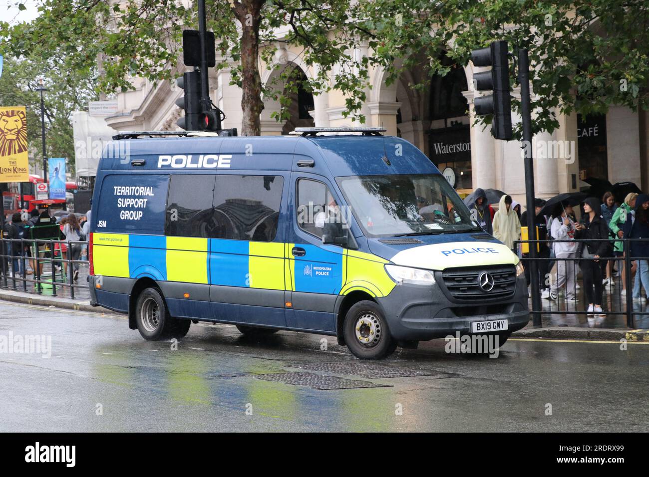 METROPOLITAN POLICE TERRITORIAL SUPPORT GROUP MINIBUS VAN IN LONDON ... METROPOLITAN POLICE TERRITORIAL SUPPORT GROUP MINIBUS VAN IN LONDON ...