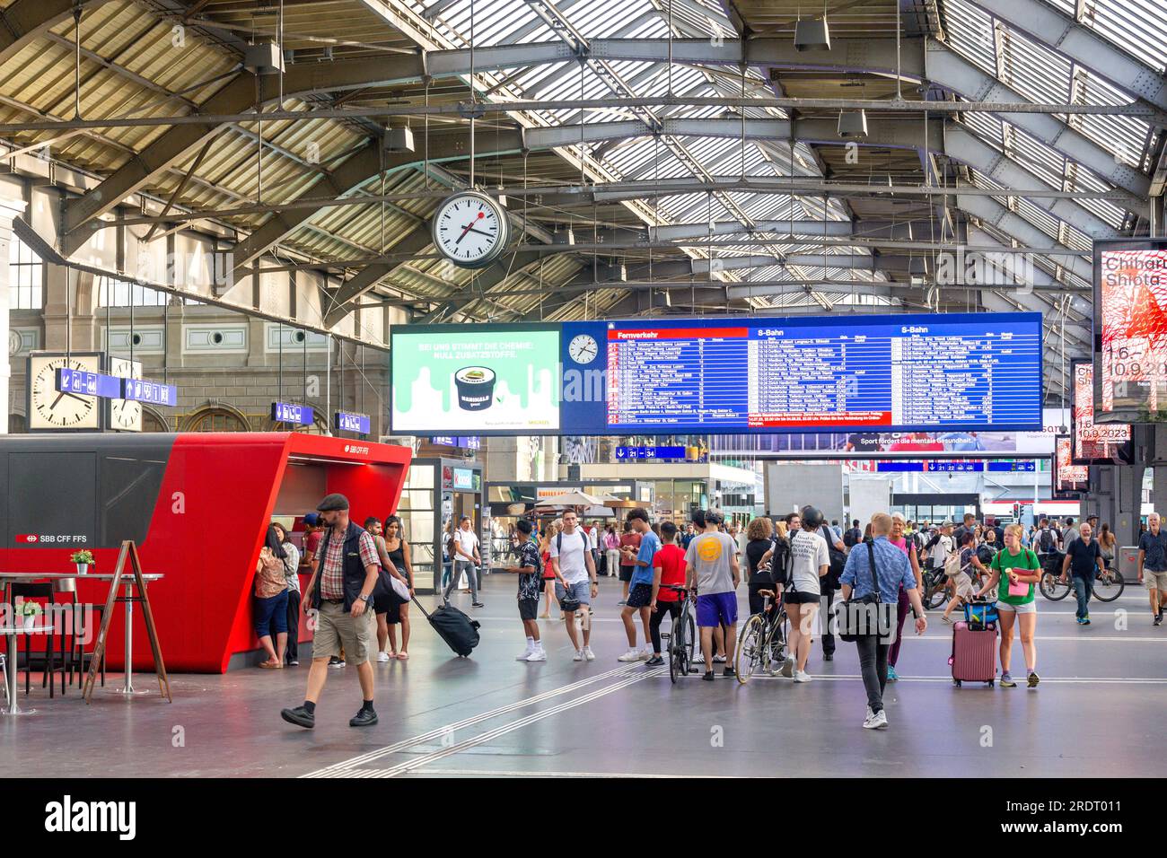 Interior departure board central railway station bahnhofplatz zu hi-res ...