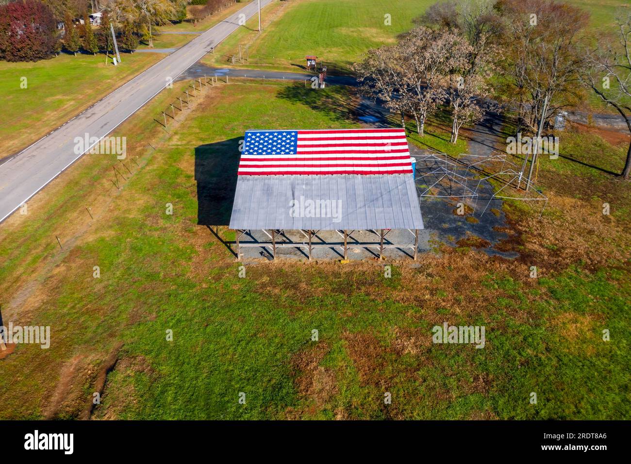 American flag on barn hi-res stock photography and images - Alamy