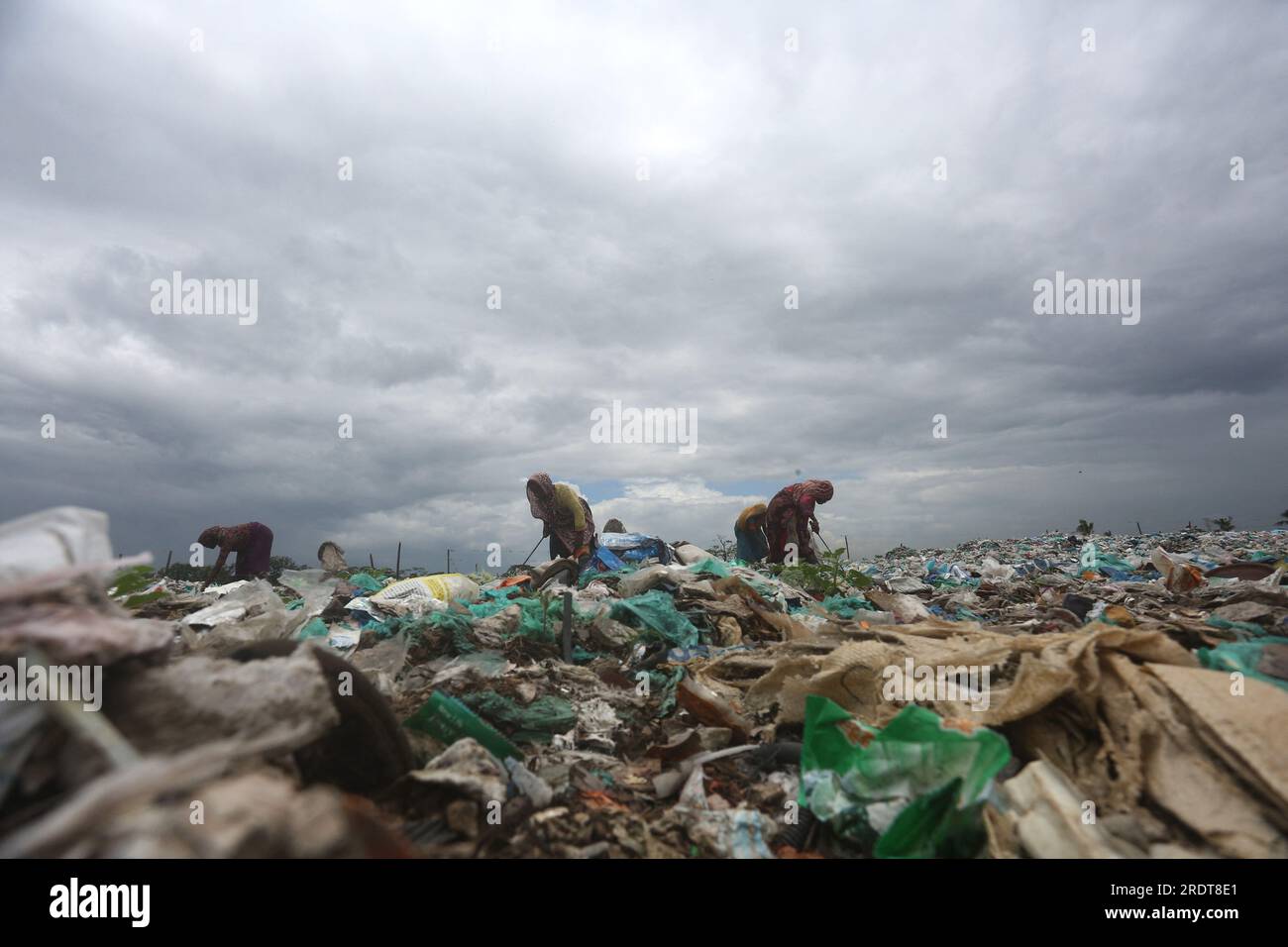 Khulna, Bangladesh. 15th July, 2023. Pickers collect non-biodegradable ...