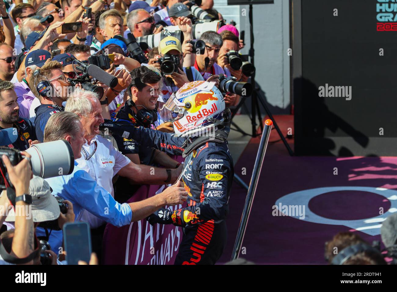 Max Verstappen (NED) Redbull Racing RB19 cheering Helmut Marko (AUT ...