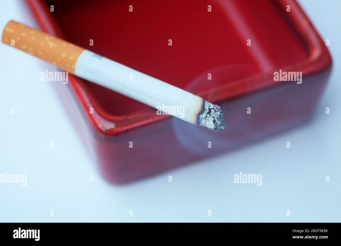 Burning cigarette, smoking, cigarette smoke, smoke Stock Photo - Alamy