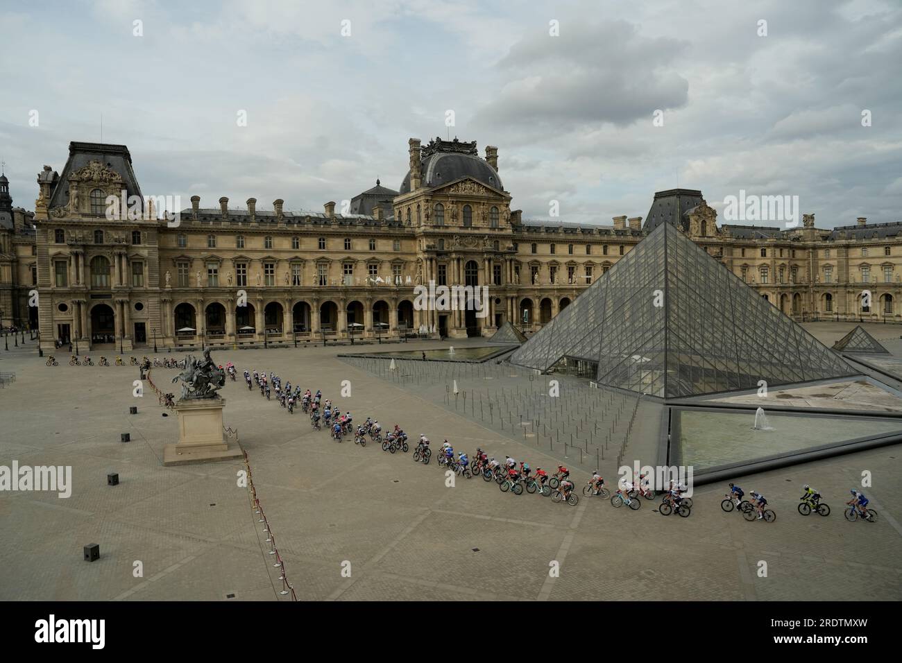 The pack passes the Louvre Museum during the twenty-first stage of the ...