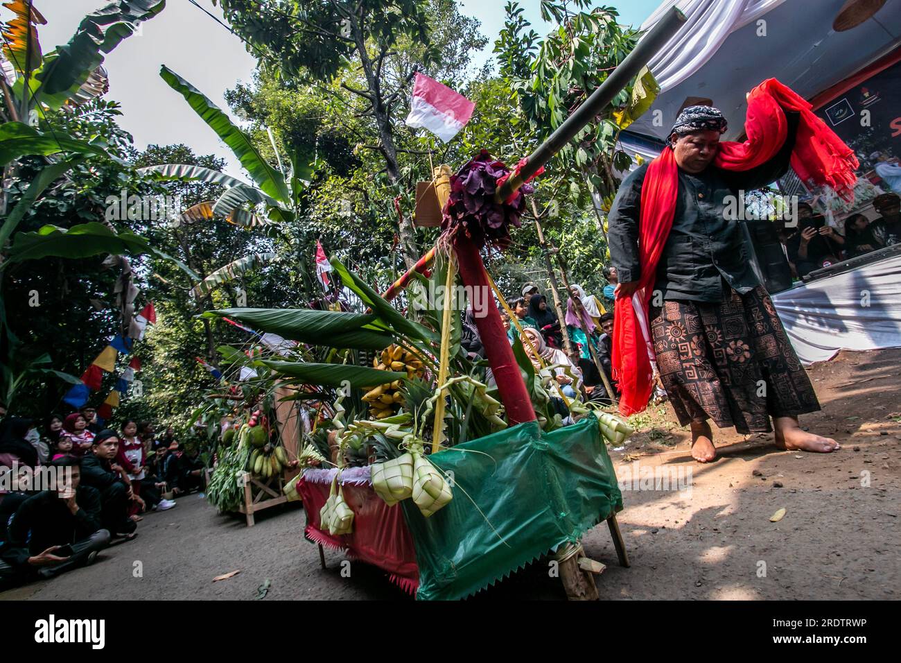 Residents do the earth alms tradition as an expression of gratitude to ...