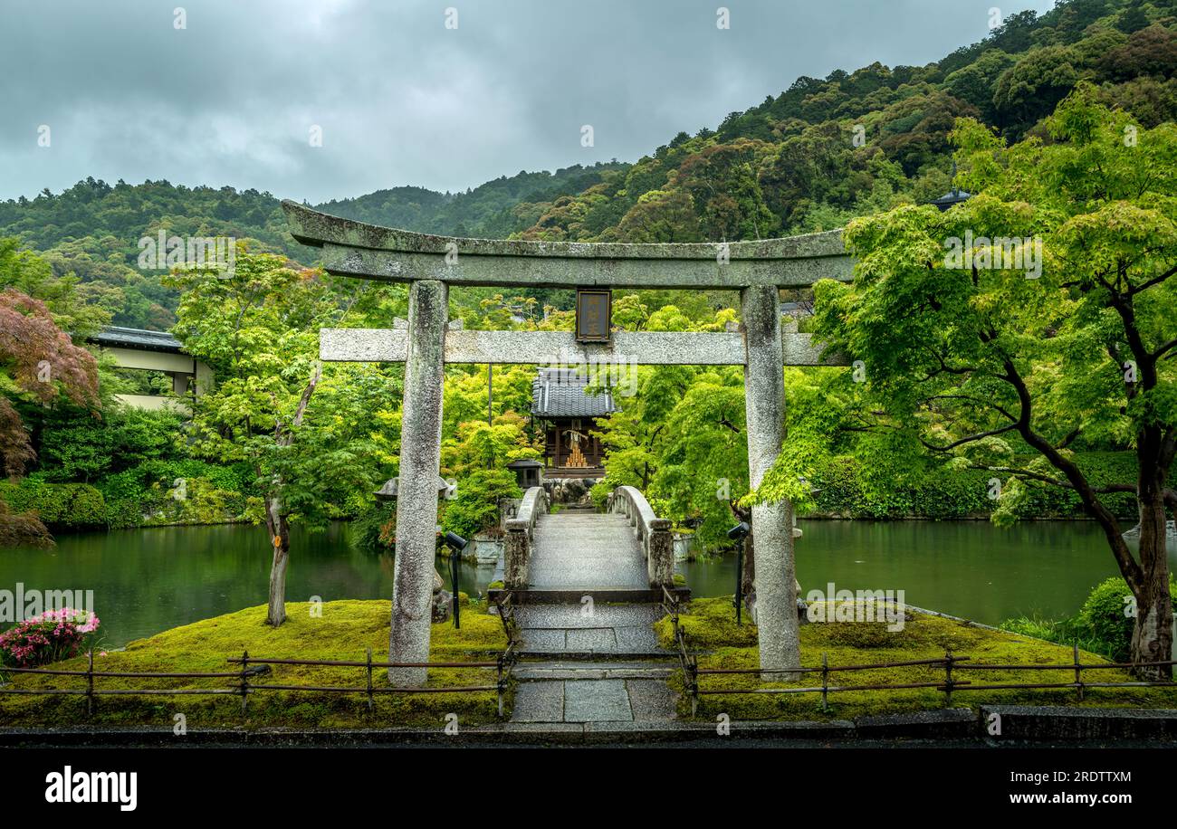 Japan temple worship hi-res stock photography and images - Alamy