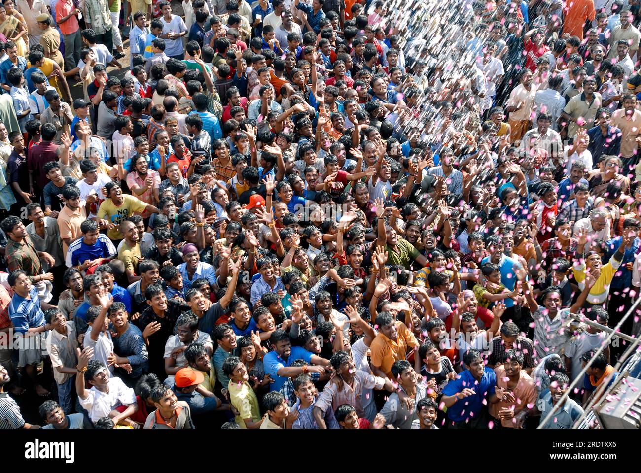 Sprinkle water on devotees in the temple chariot procession to cool ...