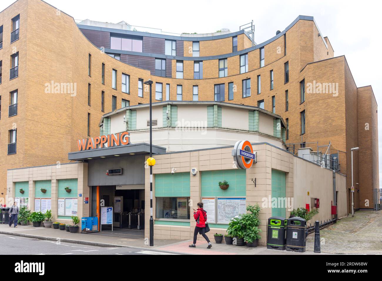 Wapping high street hi-res stock photography and images - Alamy
