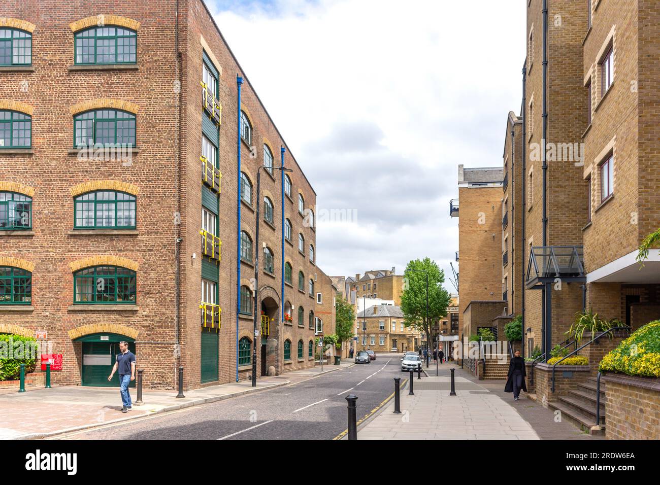 Wapping high street hi-res stock photography and images - Alamy