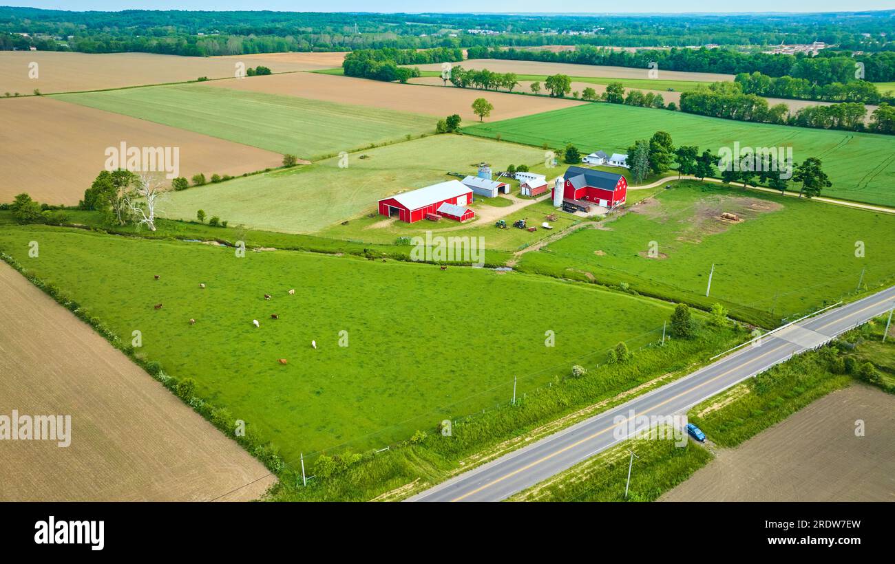 Classic red barn hi-res stock photography and images - Alamy