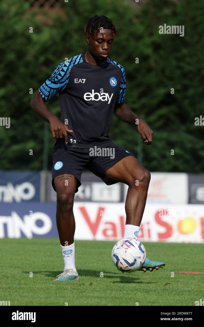 ssc napoli's Malian midfielder Coli Saco controls the ball during the ...