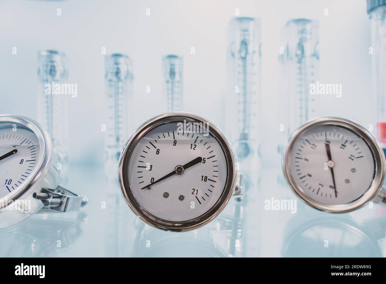 Round mechanical pressure gauge with scale Stock Photo - Alamy