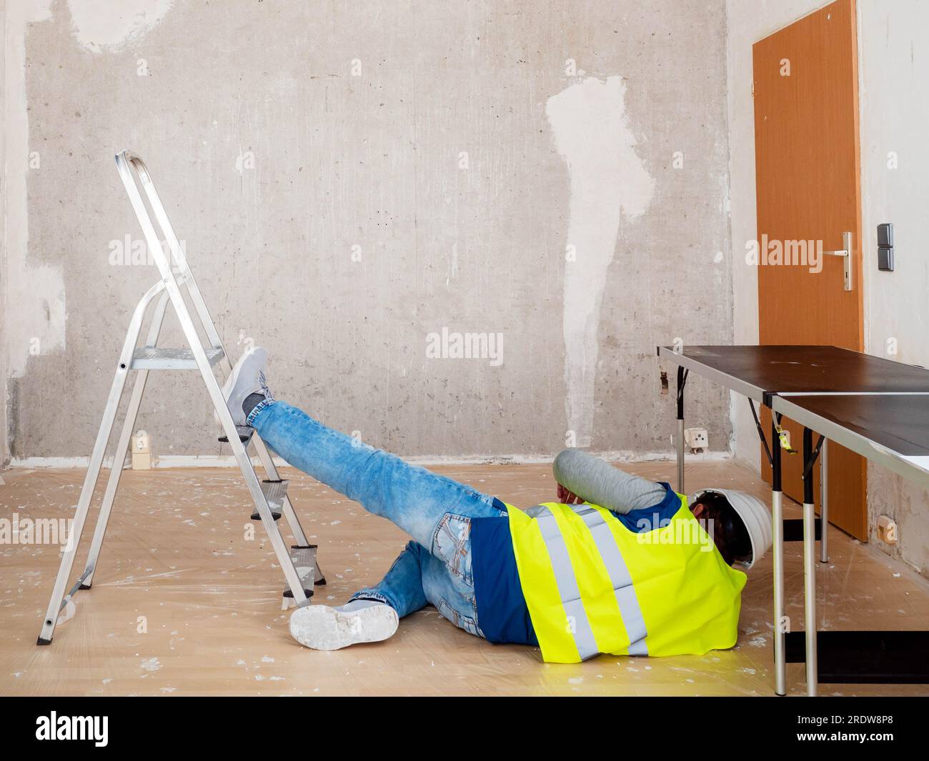 Worker falling of ladder hi-res stock photography and images - Alamy