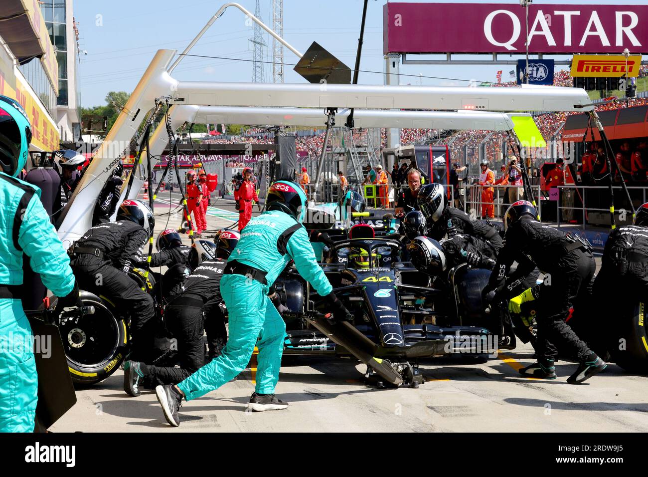 Mercedes pit crew lewis hamilton hi-res stock photography and images ...