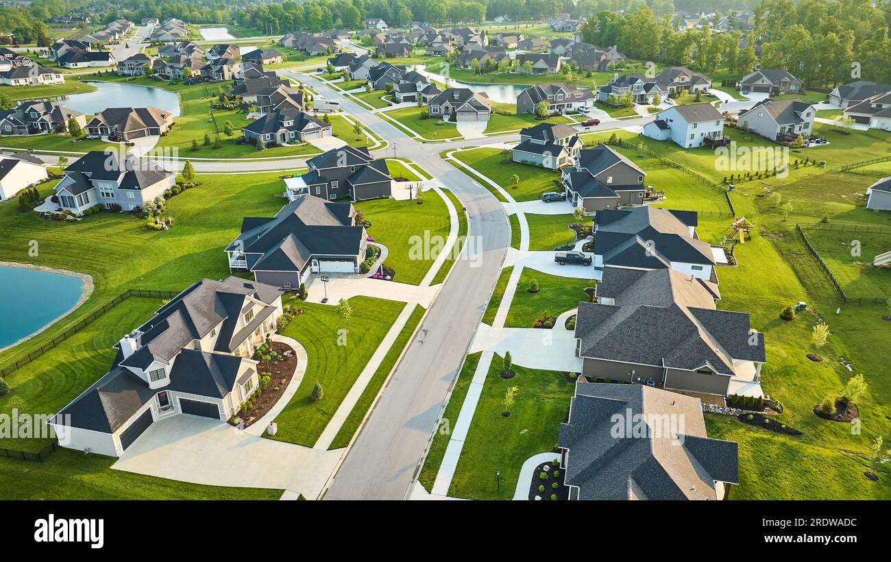 Grand waterfront mansions hi-res stock photography and images - Alamy