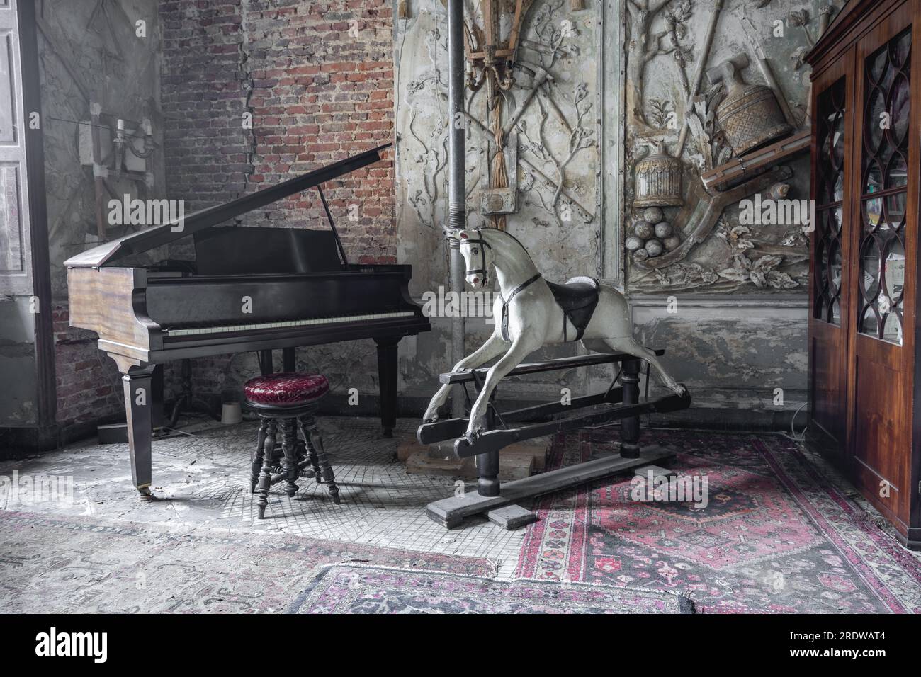 Old abandoned mansion hi-res stock photography and images - Alamy