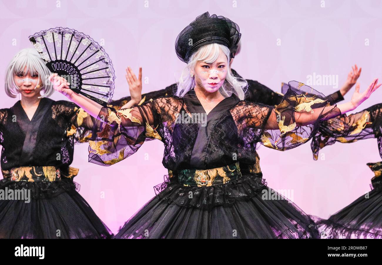 Japanese girls dancing performance hi-res stock photography and images ...