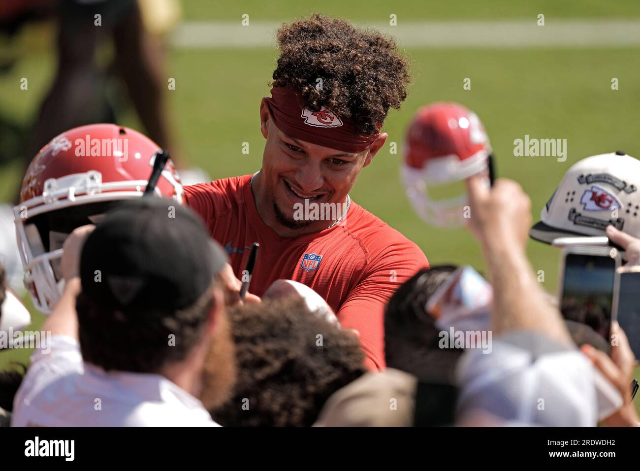 Kansas City Chiefs quarterback Patrick Mahomes signs autographs after ...