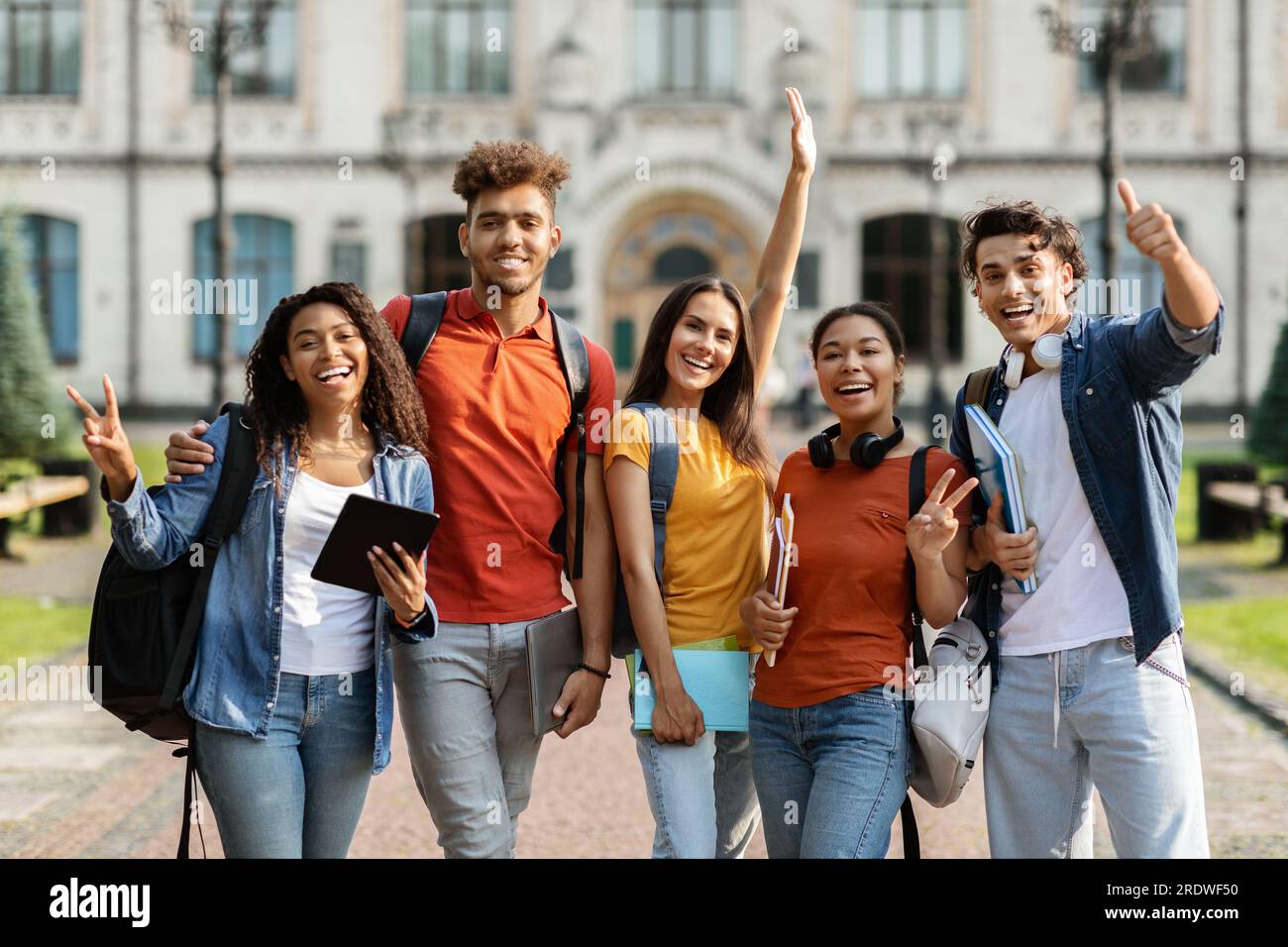 College first year campus hi-res stock photography and images - Alamy