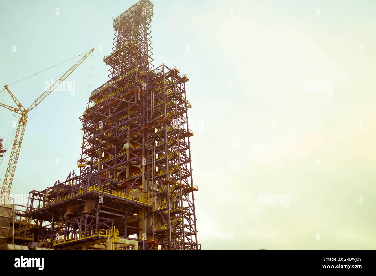 Construction with the help of cranes of a large chemical installation ...