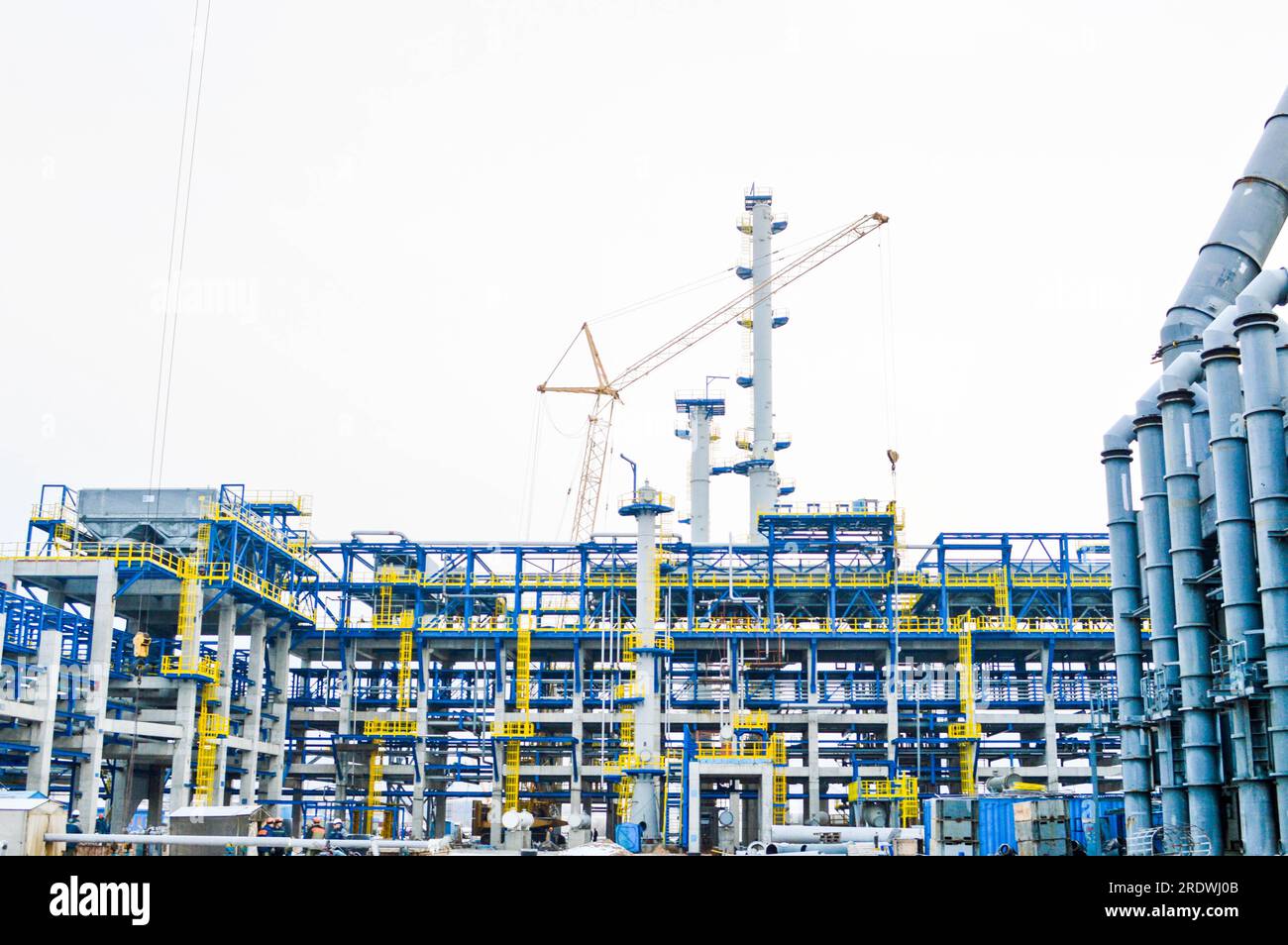 Construction of a new oil refinery, petrochemical plant with the help ...