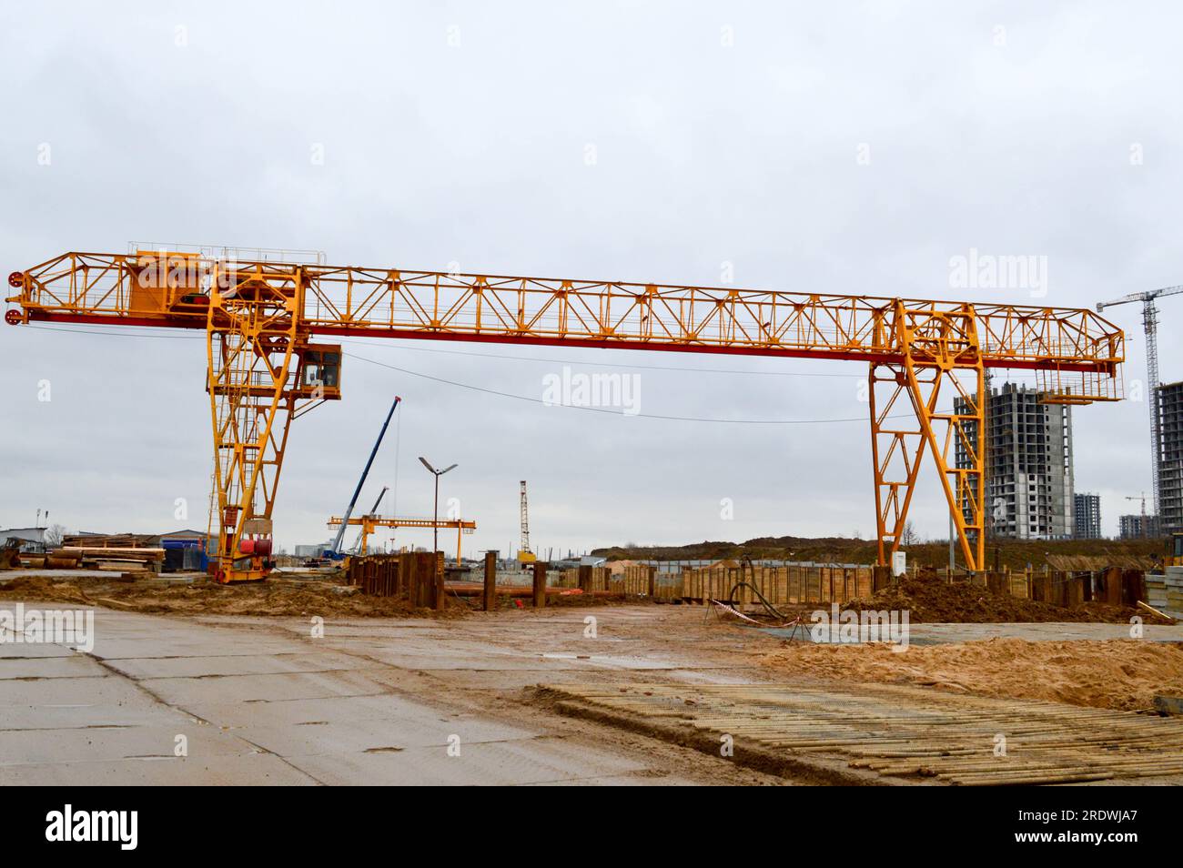 High heavy yellow metal iron load-bearing construction stationary ...