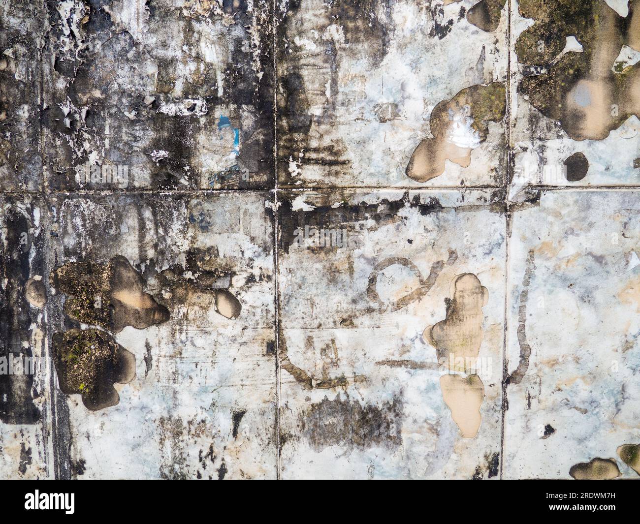 Tiles crack cracked tile hi-res stock photography and images - Alamy