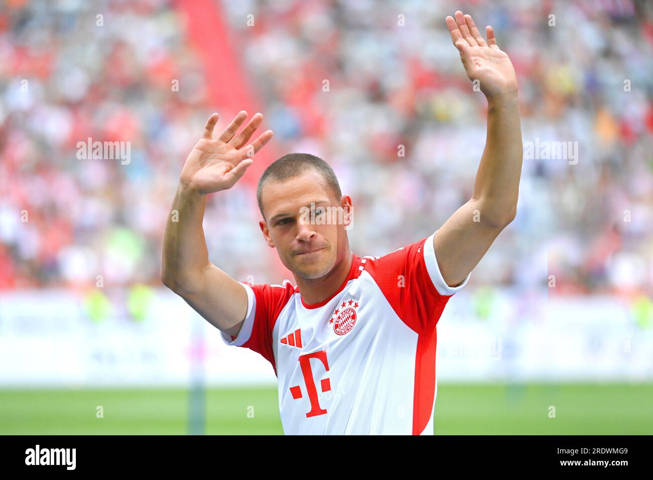 Kimmich bayern waving hi-res stock photography and images - Alamy