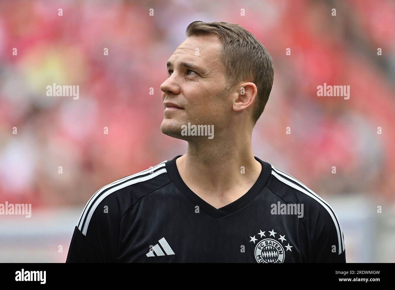 Manuel NEUER (goalwart FC Bayern Munich) looks in disbelief to the top ...