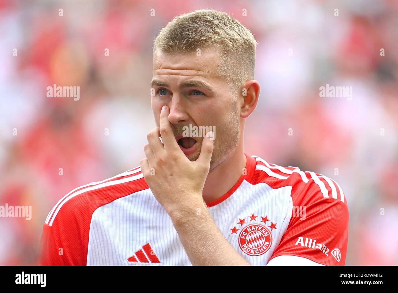 Matthijs DE LIGT (FC Bayern Munich), skeptical, gesture, action, single ...
