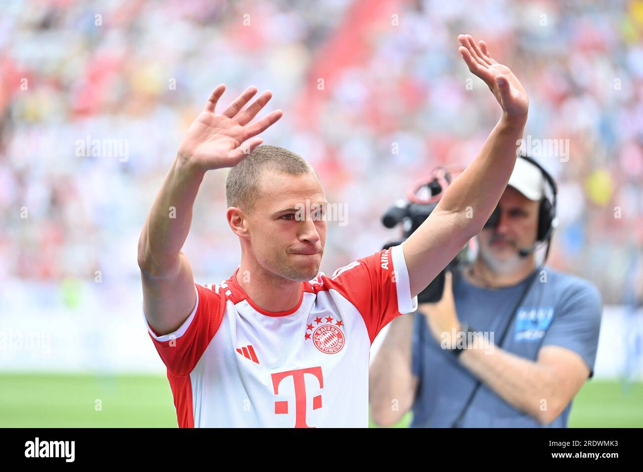 Kimmich bayern waving hi-res stock photography and images - Alamy