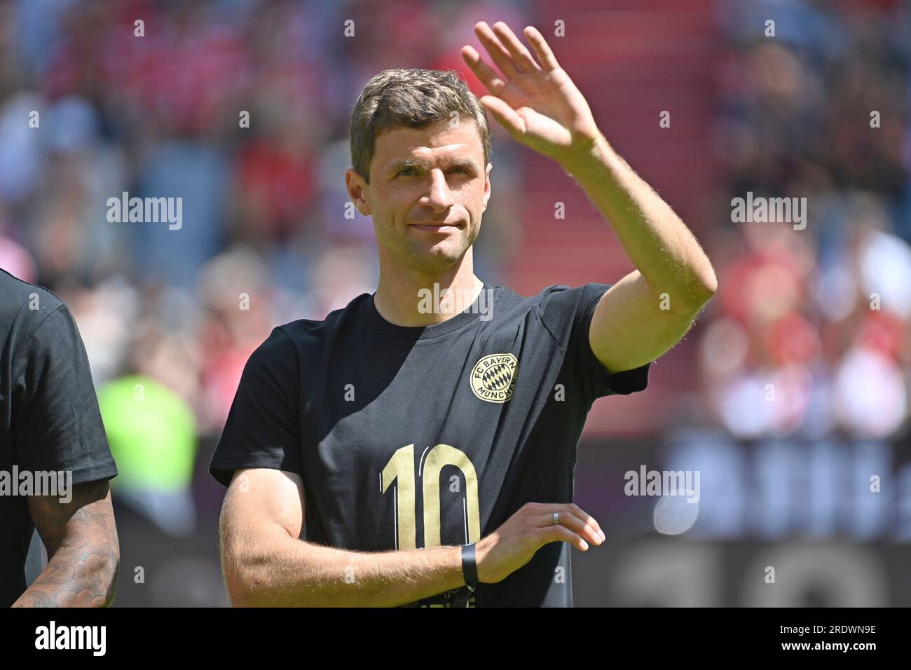 Thomas MUELLER (M?LLER, FC Bayern Munich), waving, waving. Action, single image, cropped single ...