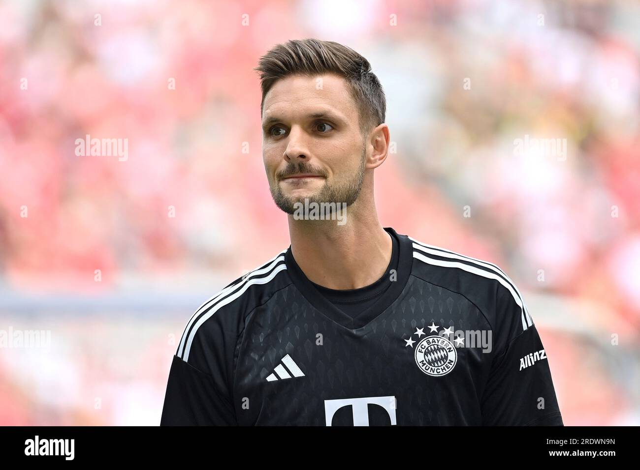 Sven ULREICH, goalkeeper (FC Bayern Munich), action, single image, cut ...