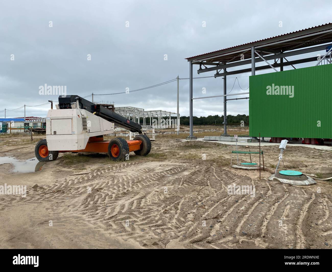 Construction equipment for the transportation of small-sized equipment ...